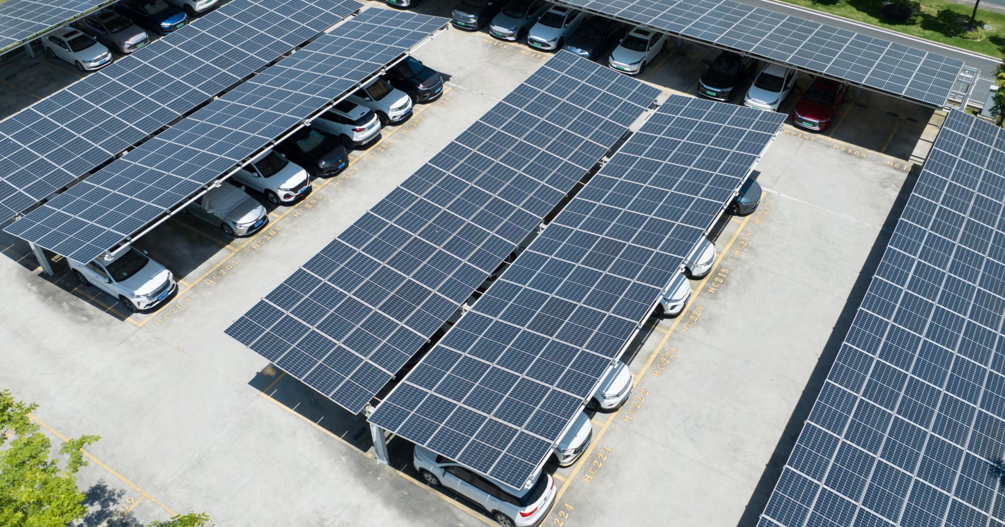 Solar carports for companies | IBC SOLAR